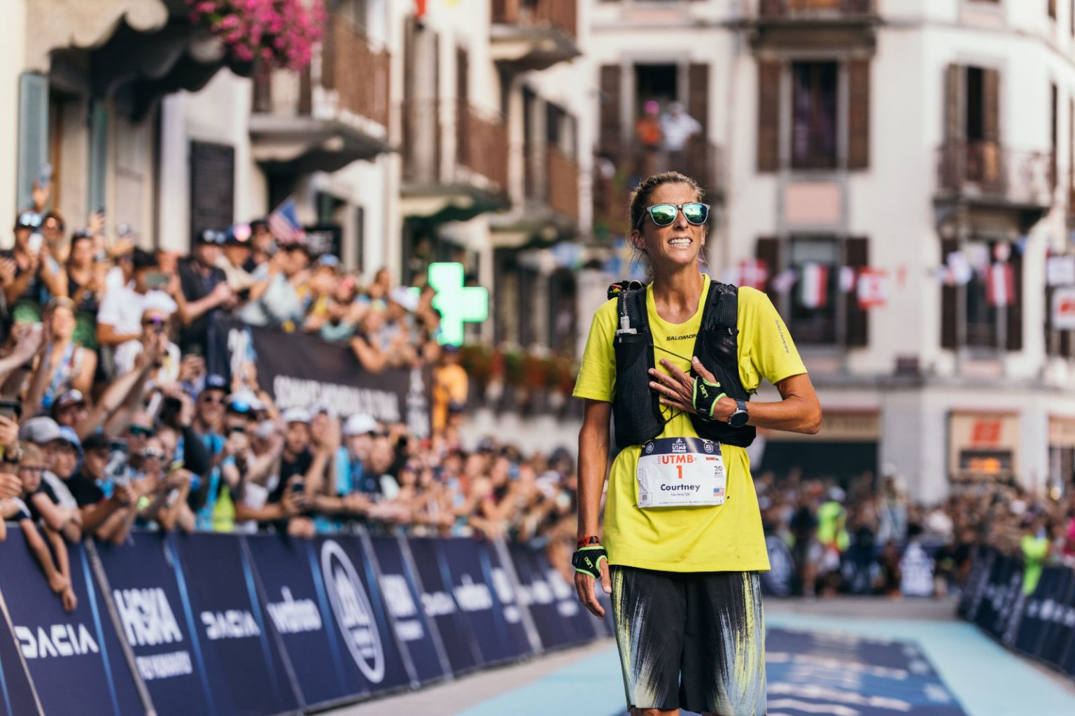 Courtney Dauwalter gewinnt UTMB 2023 in Chamonix - Outdoor Elements Blog